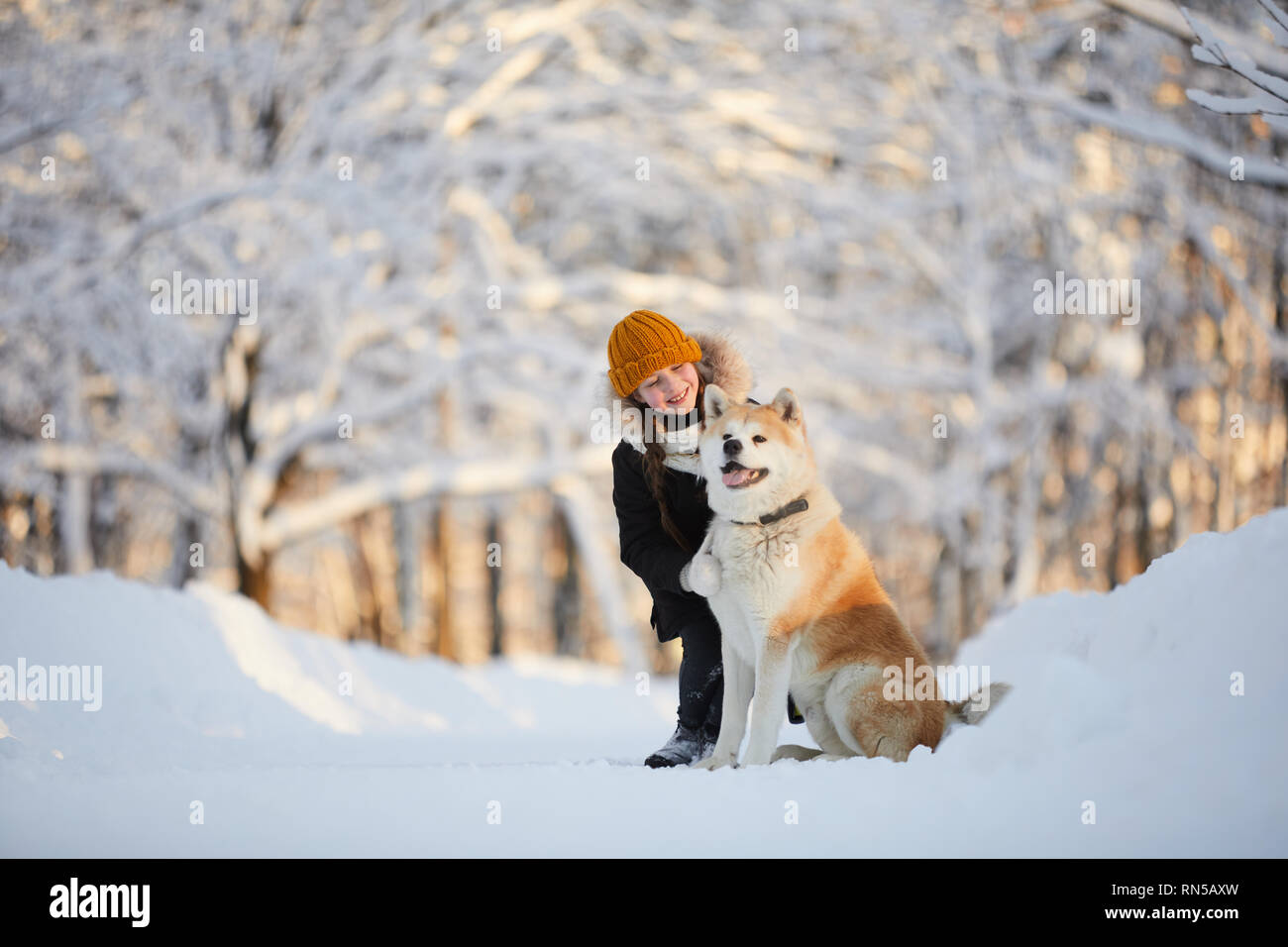 Big family posing outdoors hi-res stock photography and images - Alamy