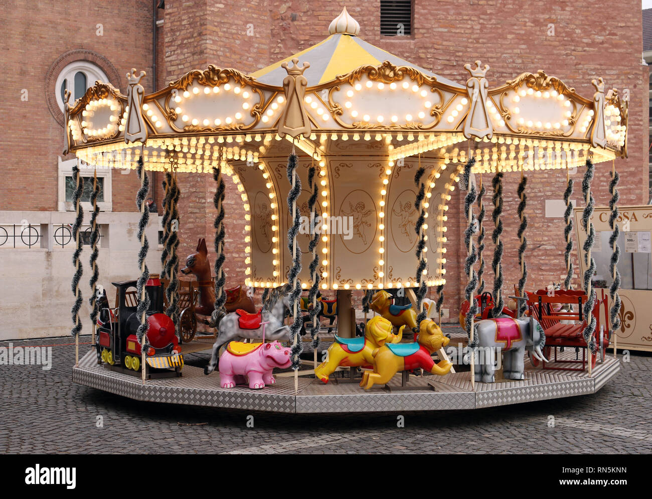 Dom square hi-res stock photography and images - Alamy