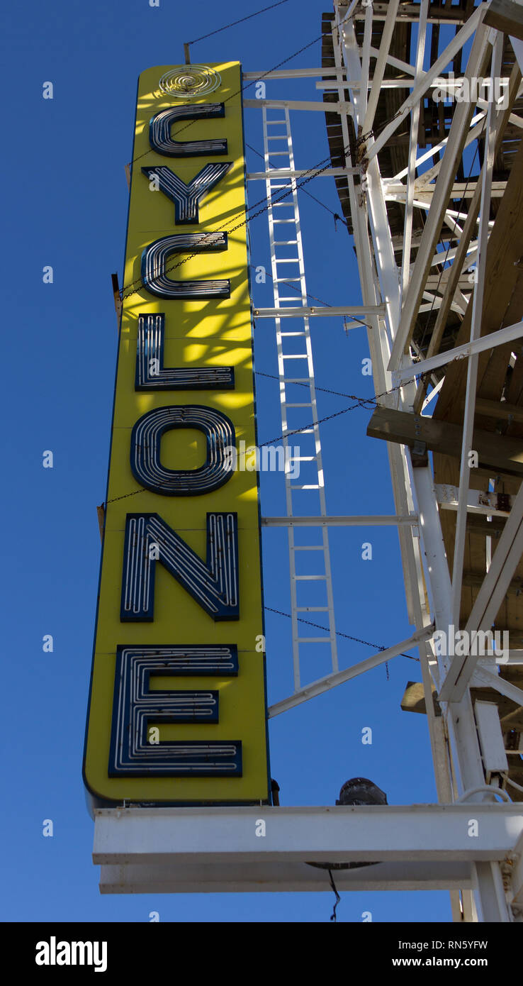 New York, USA. 16th February, 2019. Sun splashes onto the yellow, white ...