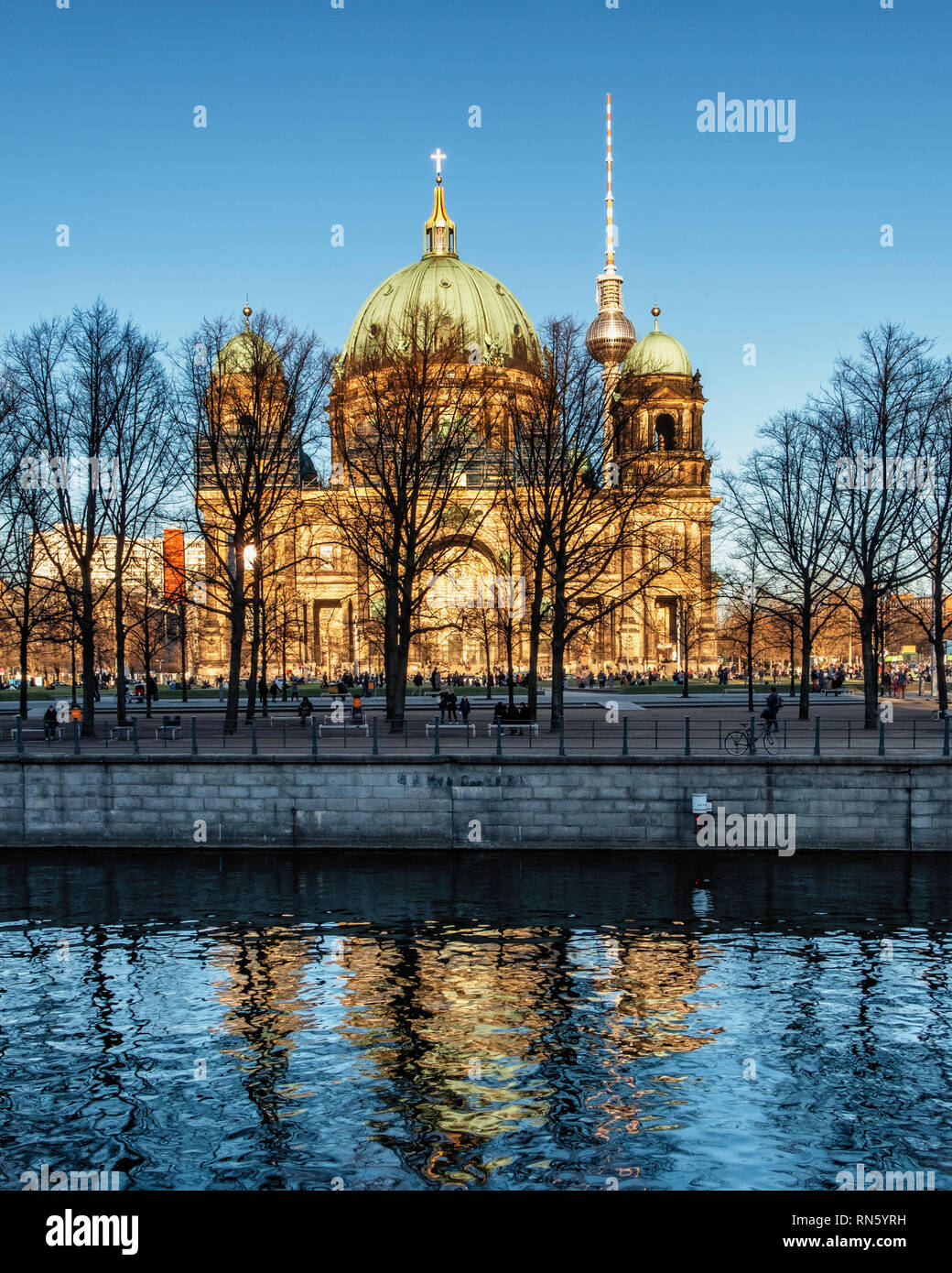 Berlin, Germany, 16th February 2019. Berliners are enjoying a glorious ...