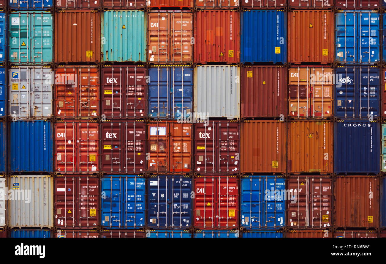 Shipping containers hi-res stock photography and images - Alamy