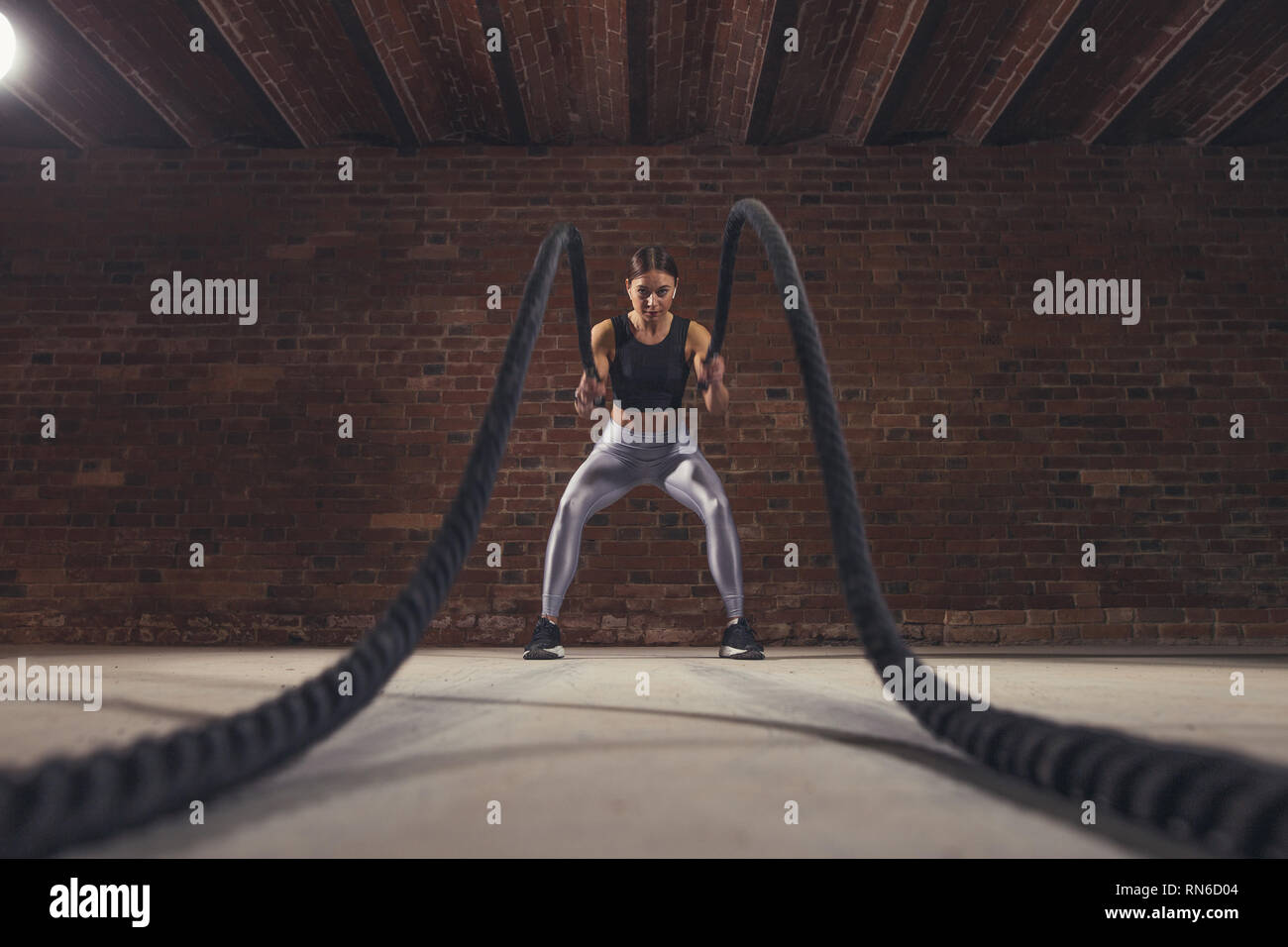 Hard work of female crossfit instructor proves that training ropes are ...