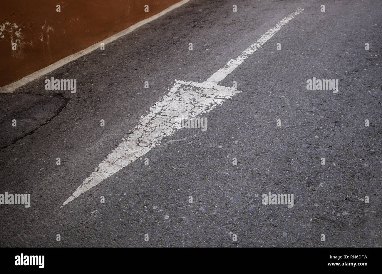 Direction arrow on the asphalt, road sign for vehicles Stock Photo - Alamy
