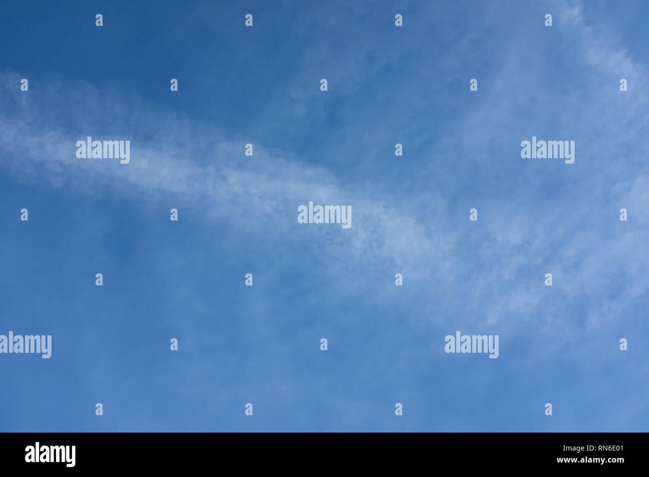 texture background slightly cloudy sky Stock Photo - Alamy