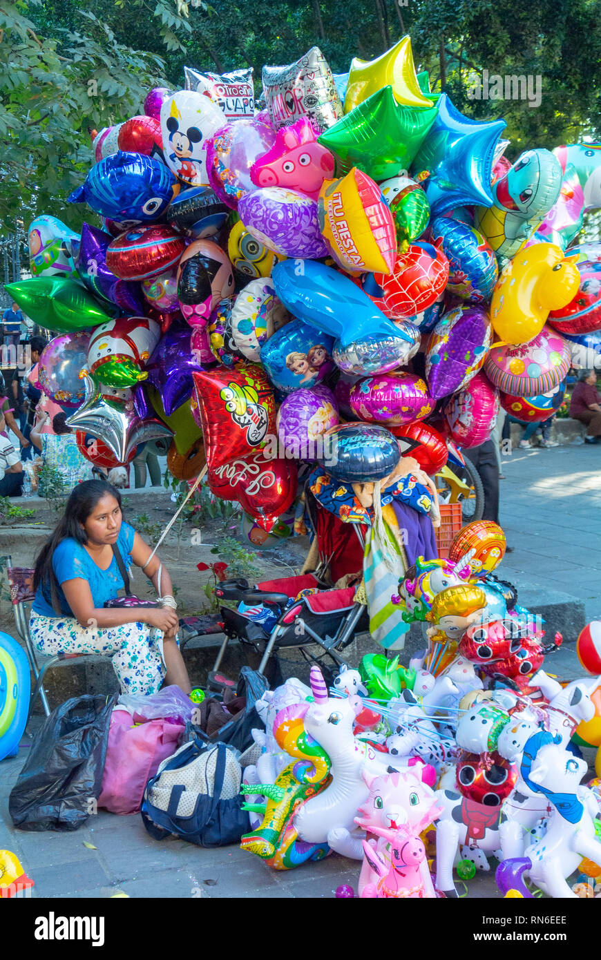 Street vendor selling balloons hi-res stock photography and images - Alamy