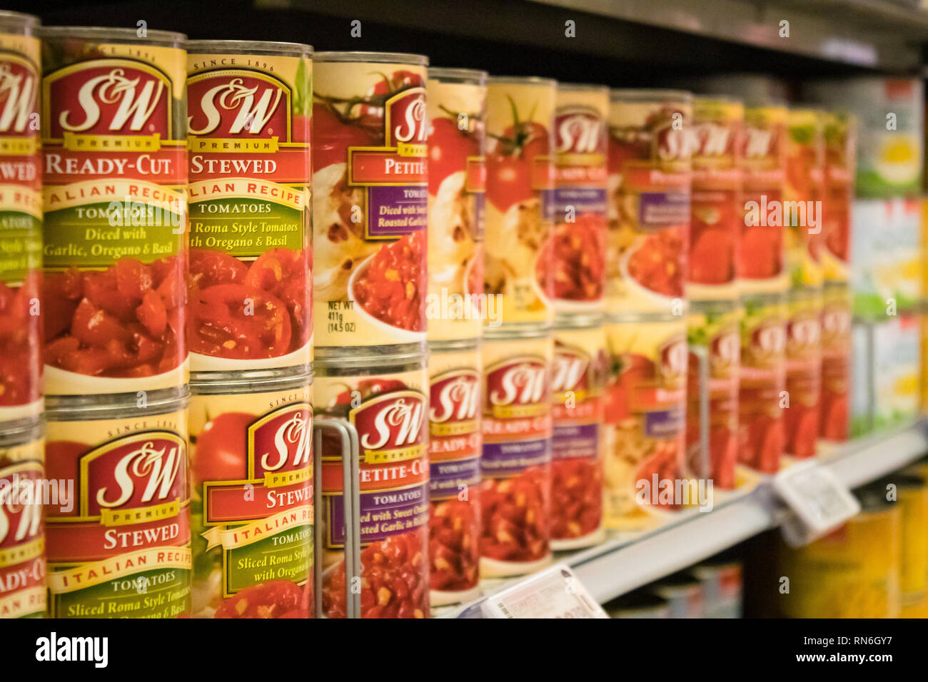 Grocery store canned tomatoes hi-res stock photography and images - Alamy