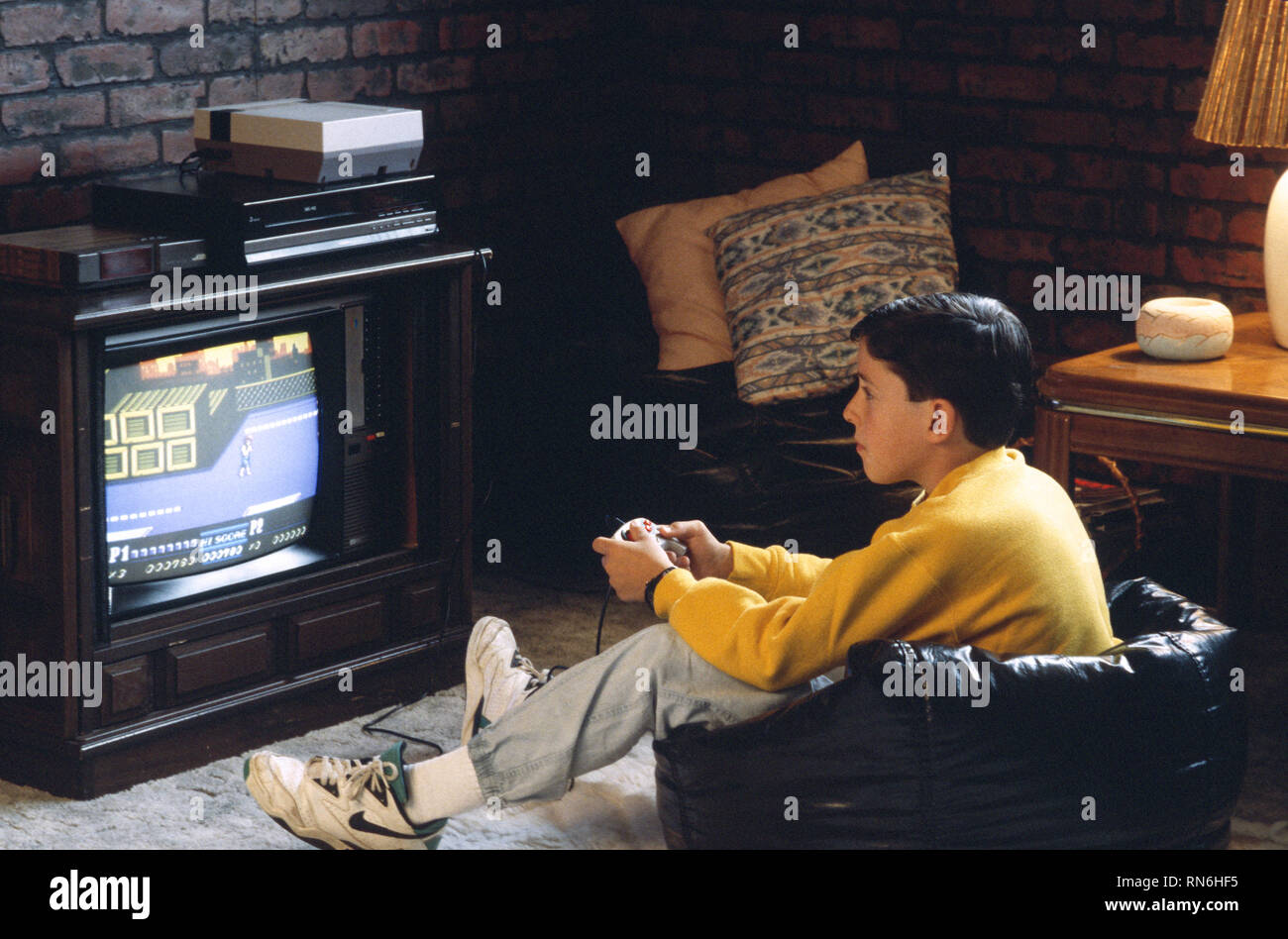 Boy playing nintendo 1990s hi-res stock photography and images - Alamy