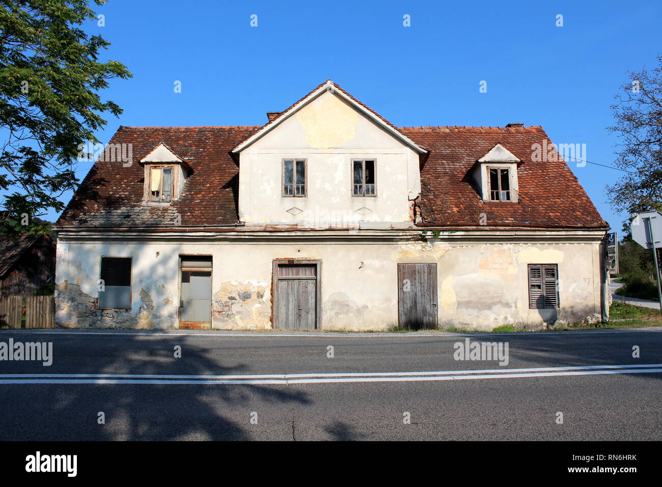 Elongated windows hi-res stock photography and images - Alamy
