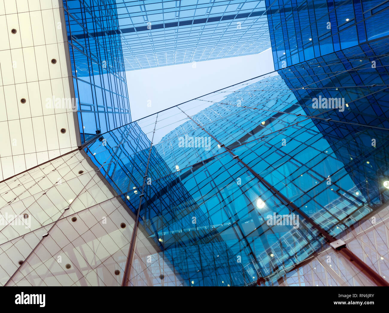 Sky high glass ceiling hi-res stock photography and images - Alamy