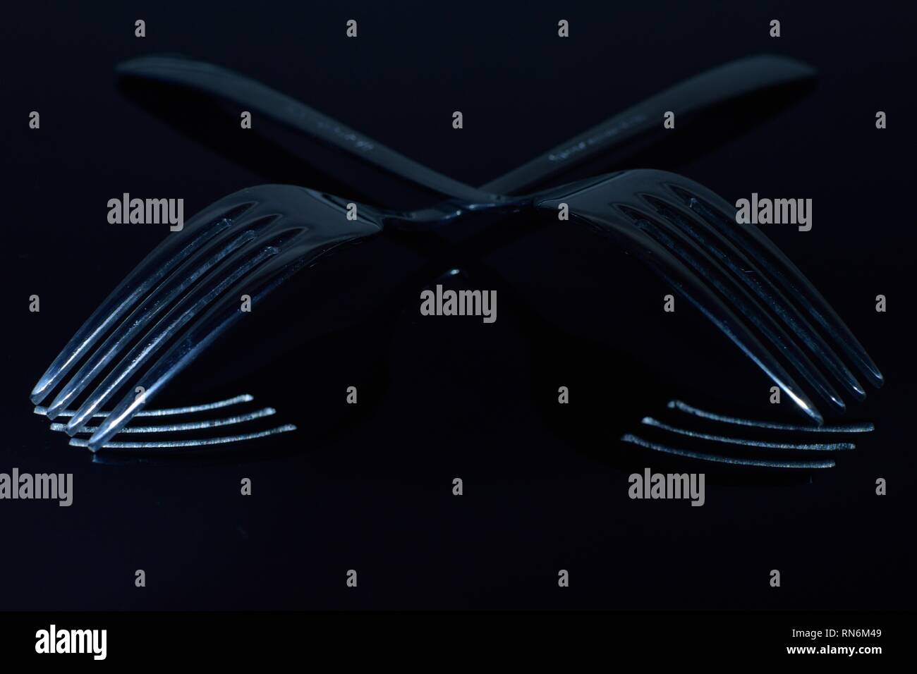 Crossing forks hi-res stock photography and images - Alamy