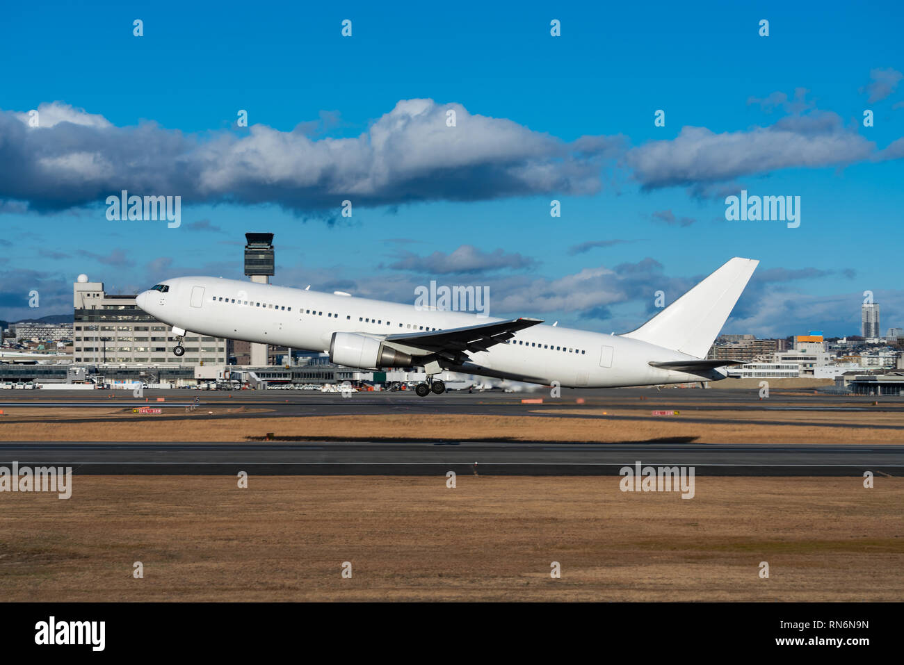 Airliner aircraft jet takeoff liftoff hi-res stock photography and ...