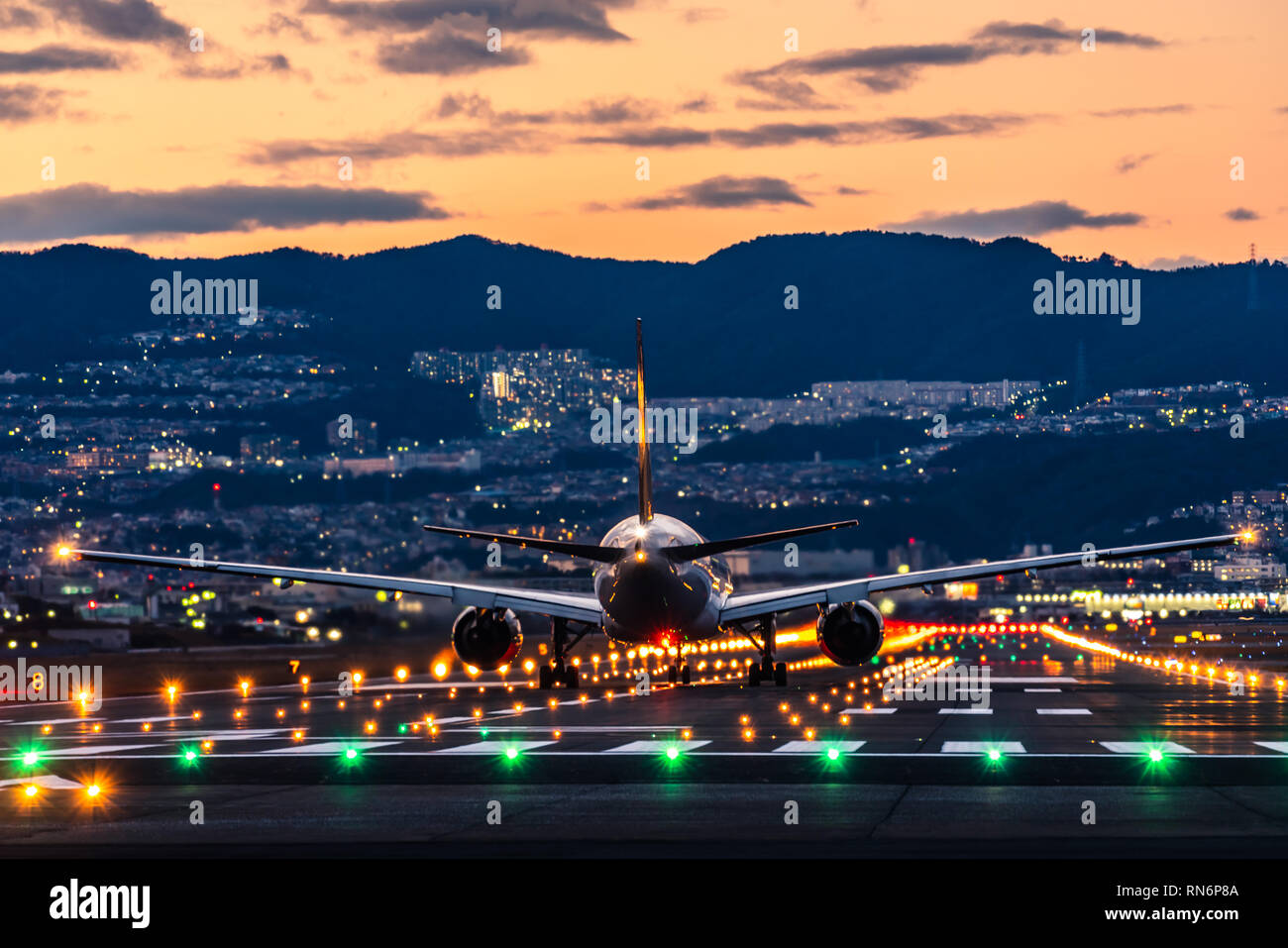 Air plane taking off night hi-res stock photography and images - Alamy