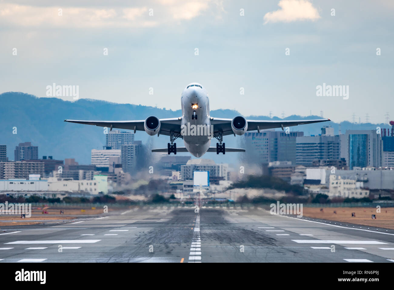 Jet plane taking off front hi-res stock photography and images - Alamy