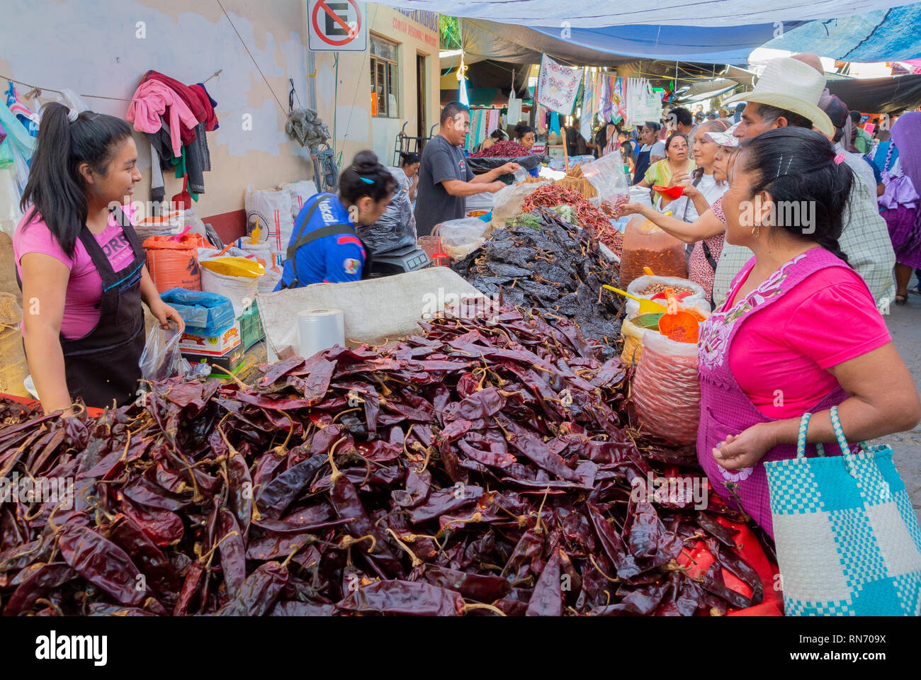 Women chilli market mexico hi-res stock photography and images - Alamy
