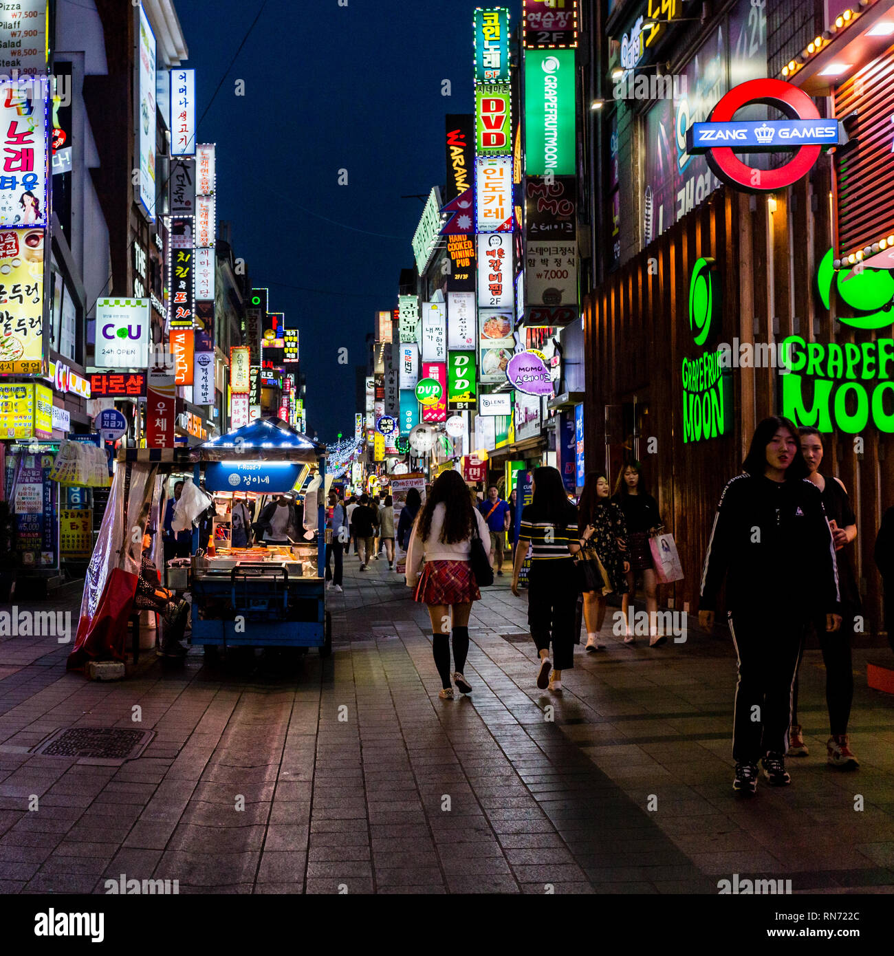 Korean nightlife hi-res stock photography and images - Alamy