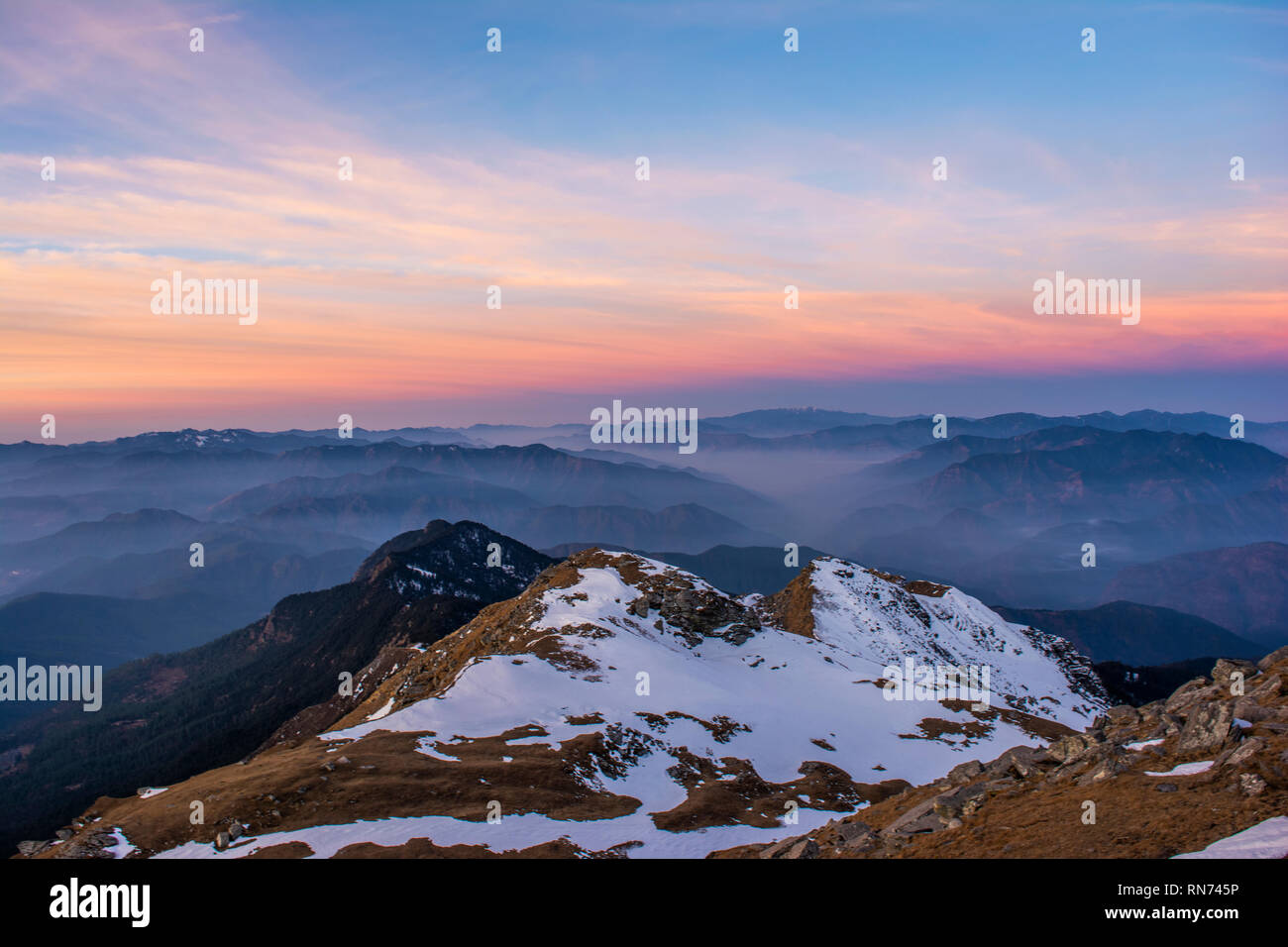 Kedarkantha trek hi-res stock photography and images - Alamy