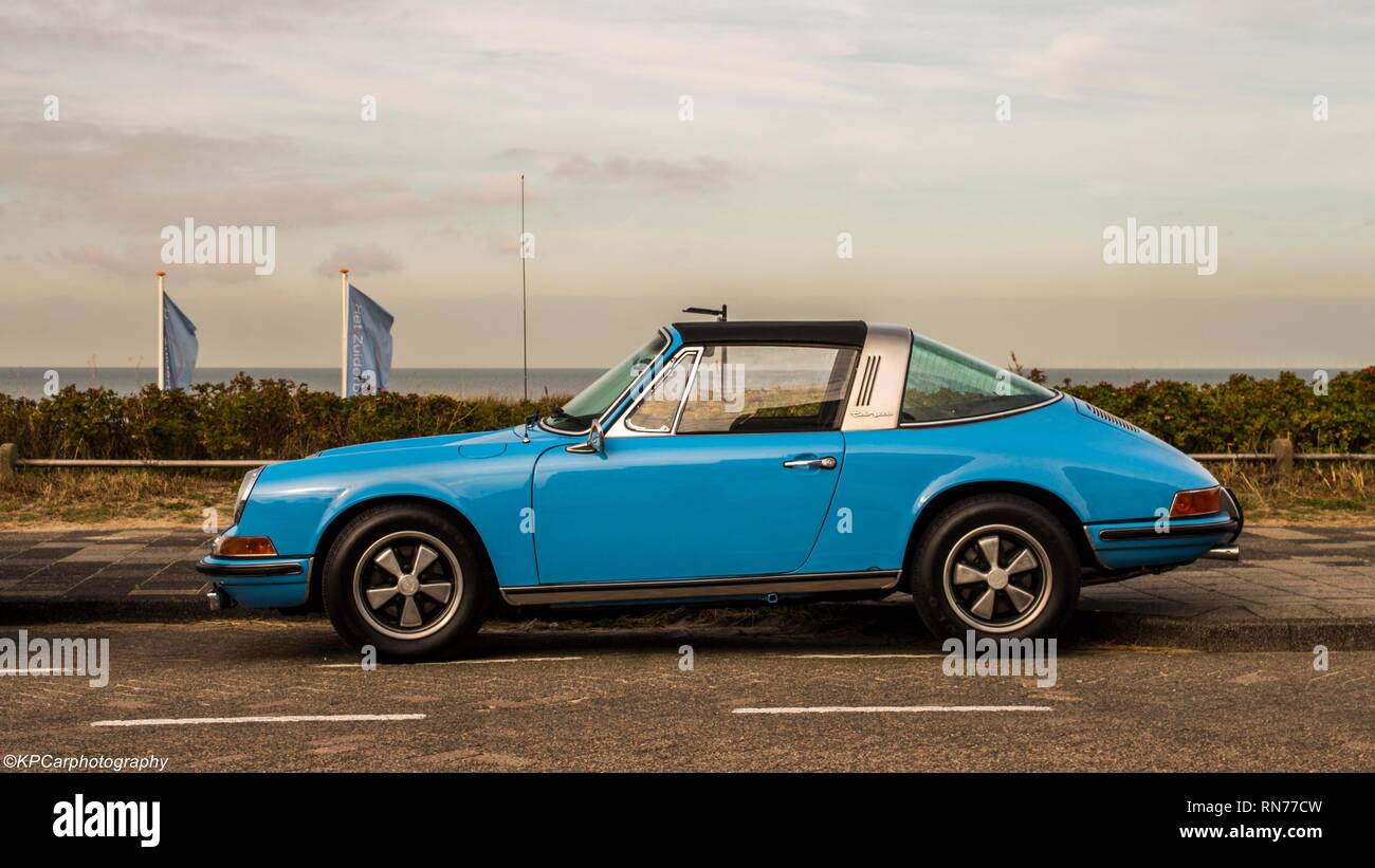 Porsche 911 Targo on the beach Stock Photo - Alamy
