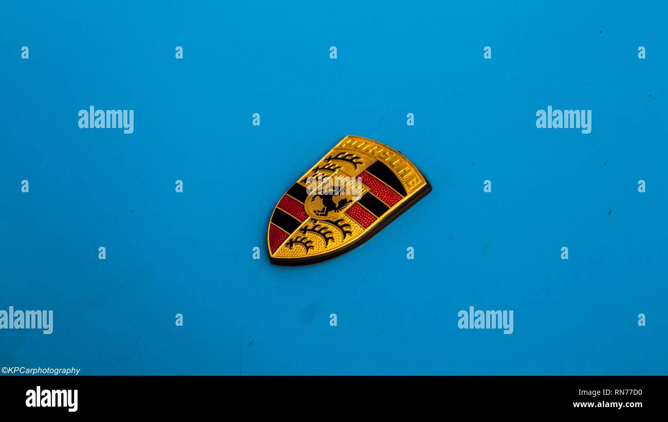 Porsche emblem hi-res stock photography and images - Alamy