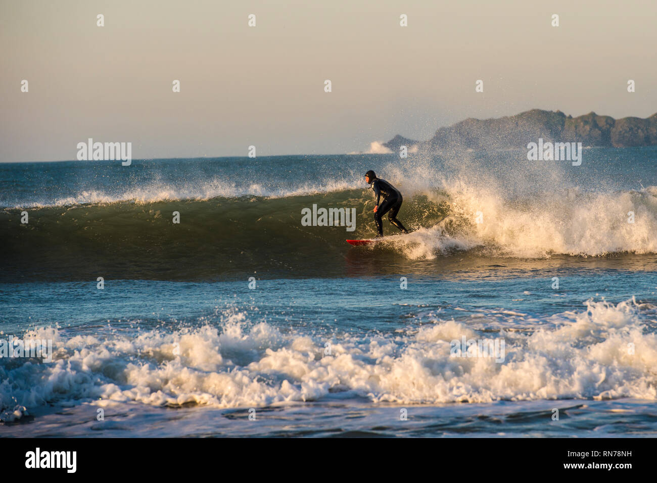 Surfing cornwall wave hi-res stock photography and images - Alamy