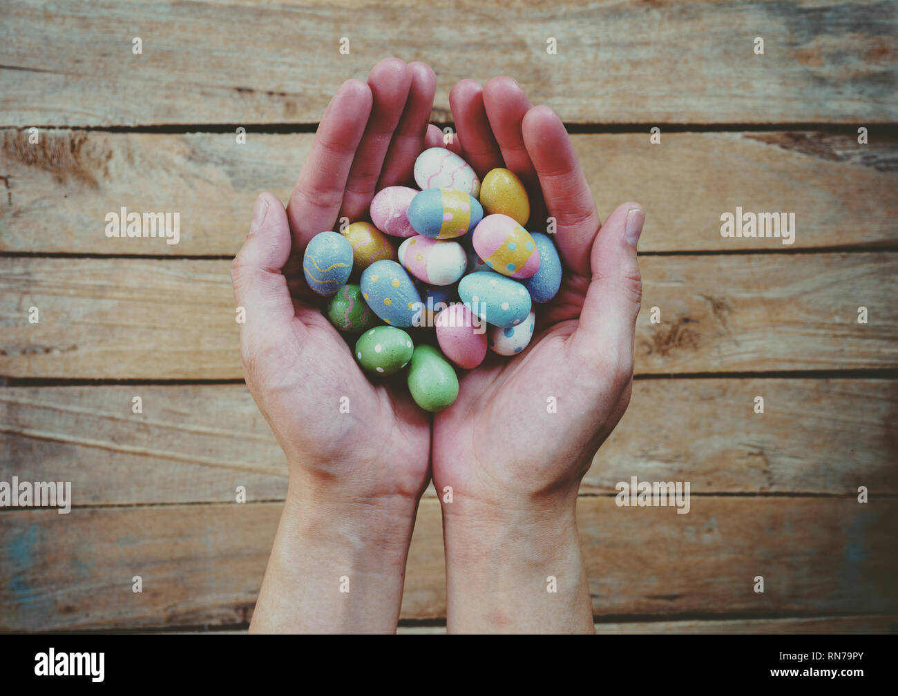 Hand holding eggs hi-res stock photography and images - Alamy
