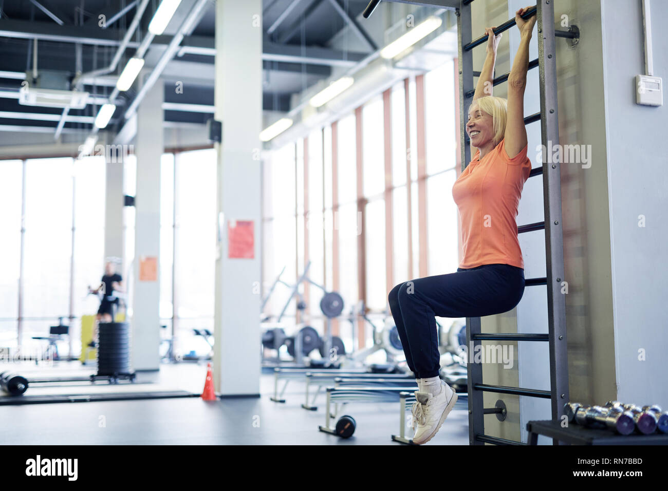 Woman gym hanging bar hi-res stock photography and images - Alamy