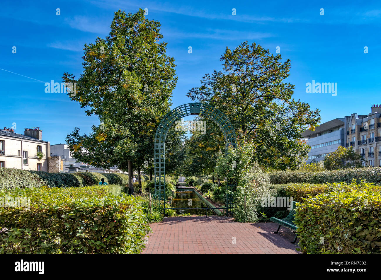Parisian elevated park hi-res stock photography and images - Alamy