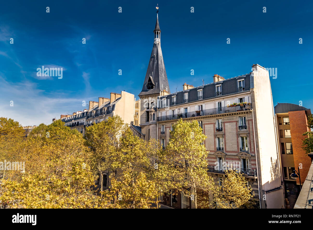 People walking along the elevated urban garden of Promenade Plantée ...