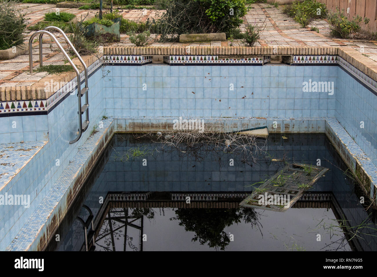 Abandoned ruined swimming pool hi-res stock photography and images - Alamy