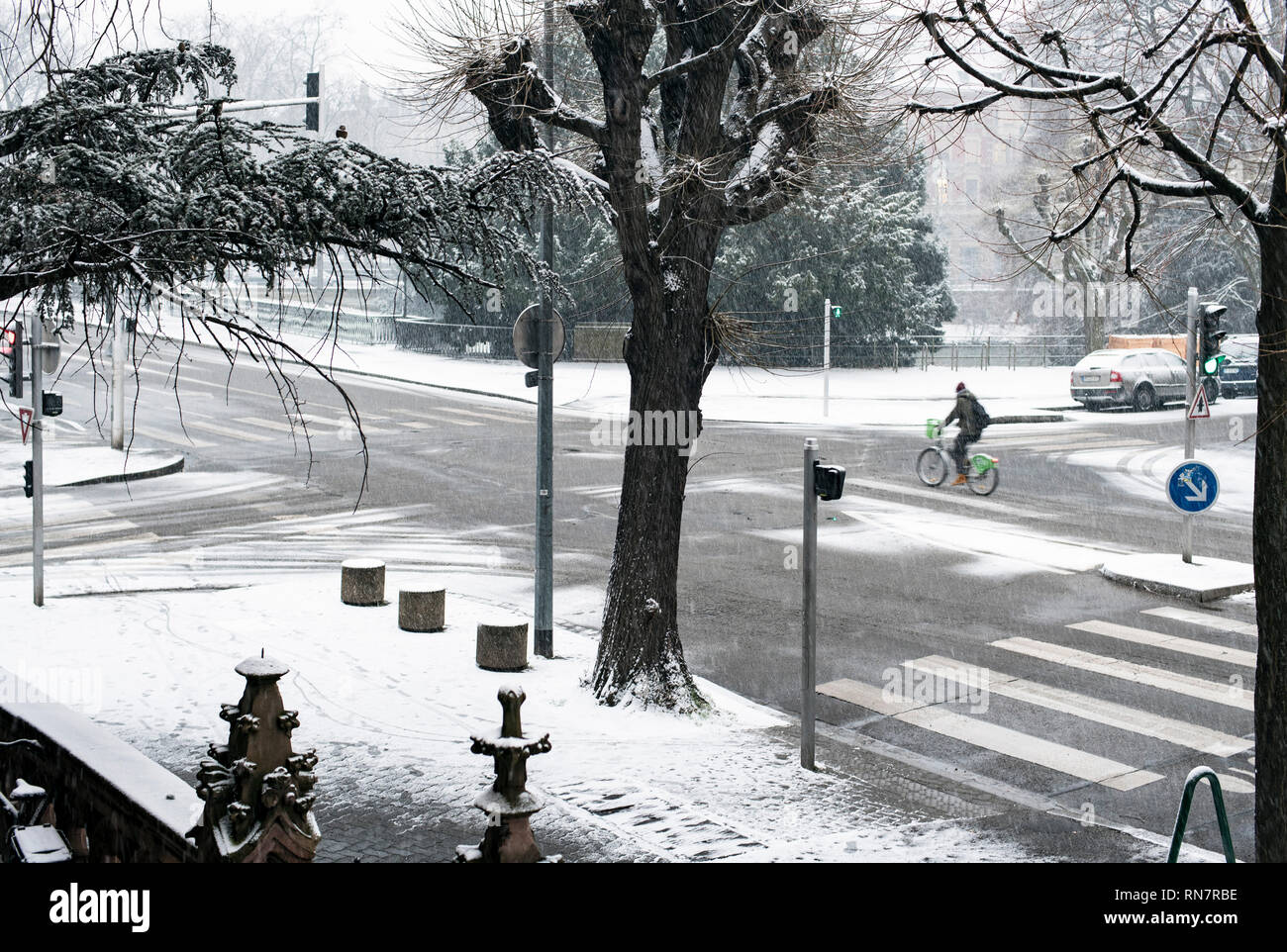 Snowy street scene hi-res stock photography and images - Alamy