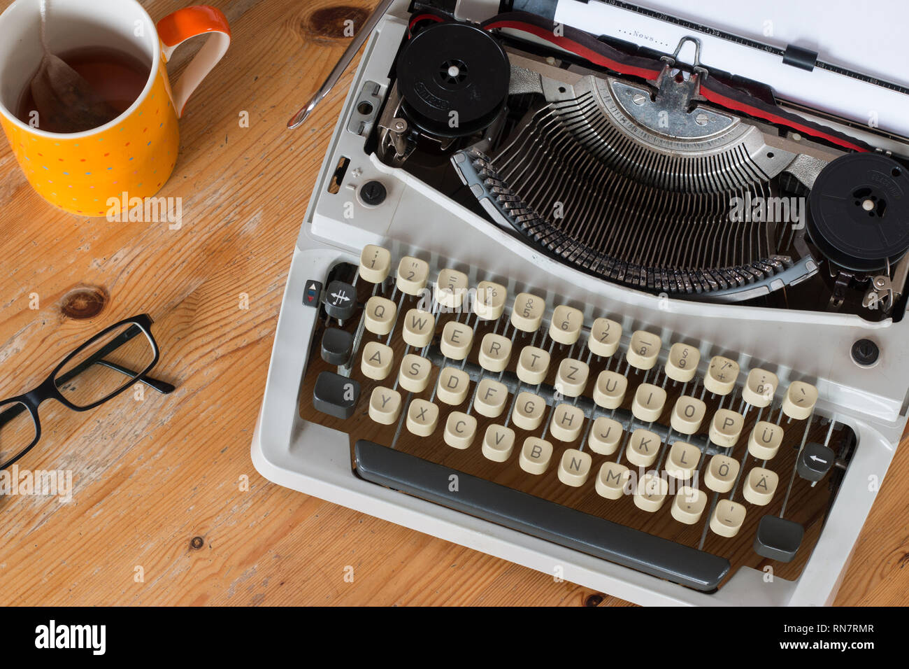 Typewriter Coffee Cup Desk High Resolution Stock Photography and Images ...