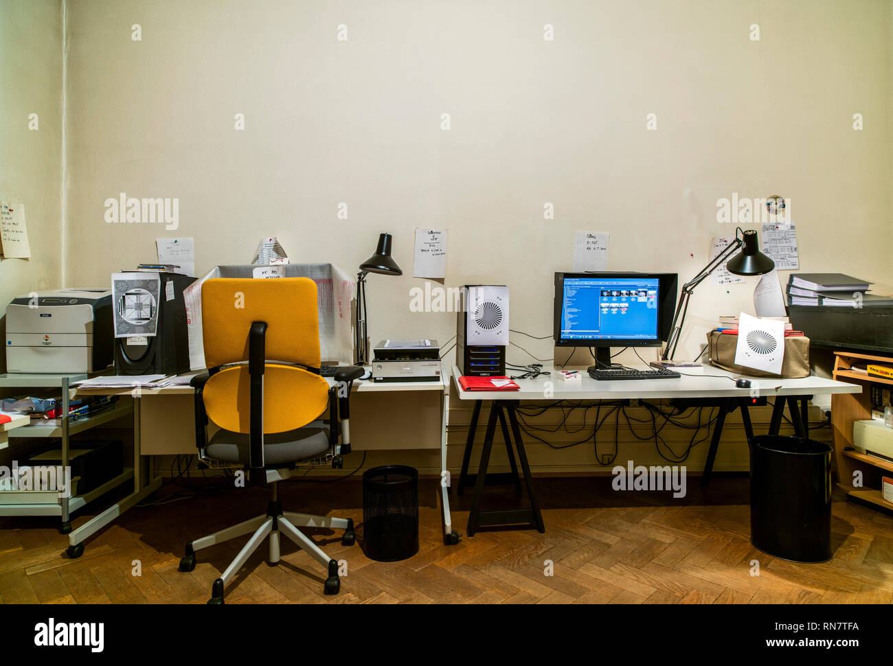 Busy desks hi-res stock photography and images - Alamy