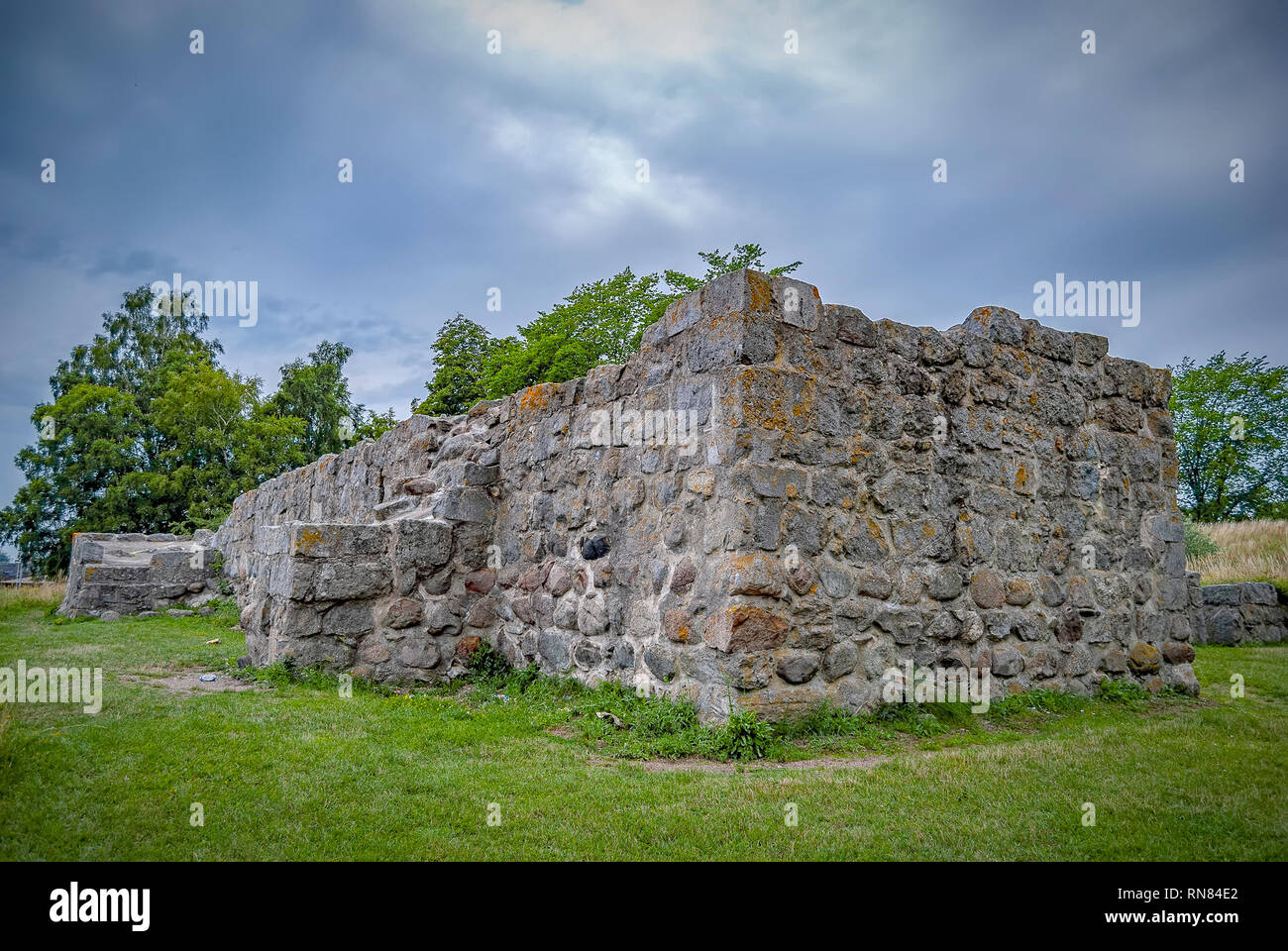 Medieval castle moat drawbridge hi-res stock photography and images - Alamy
