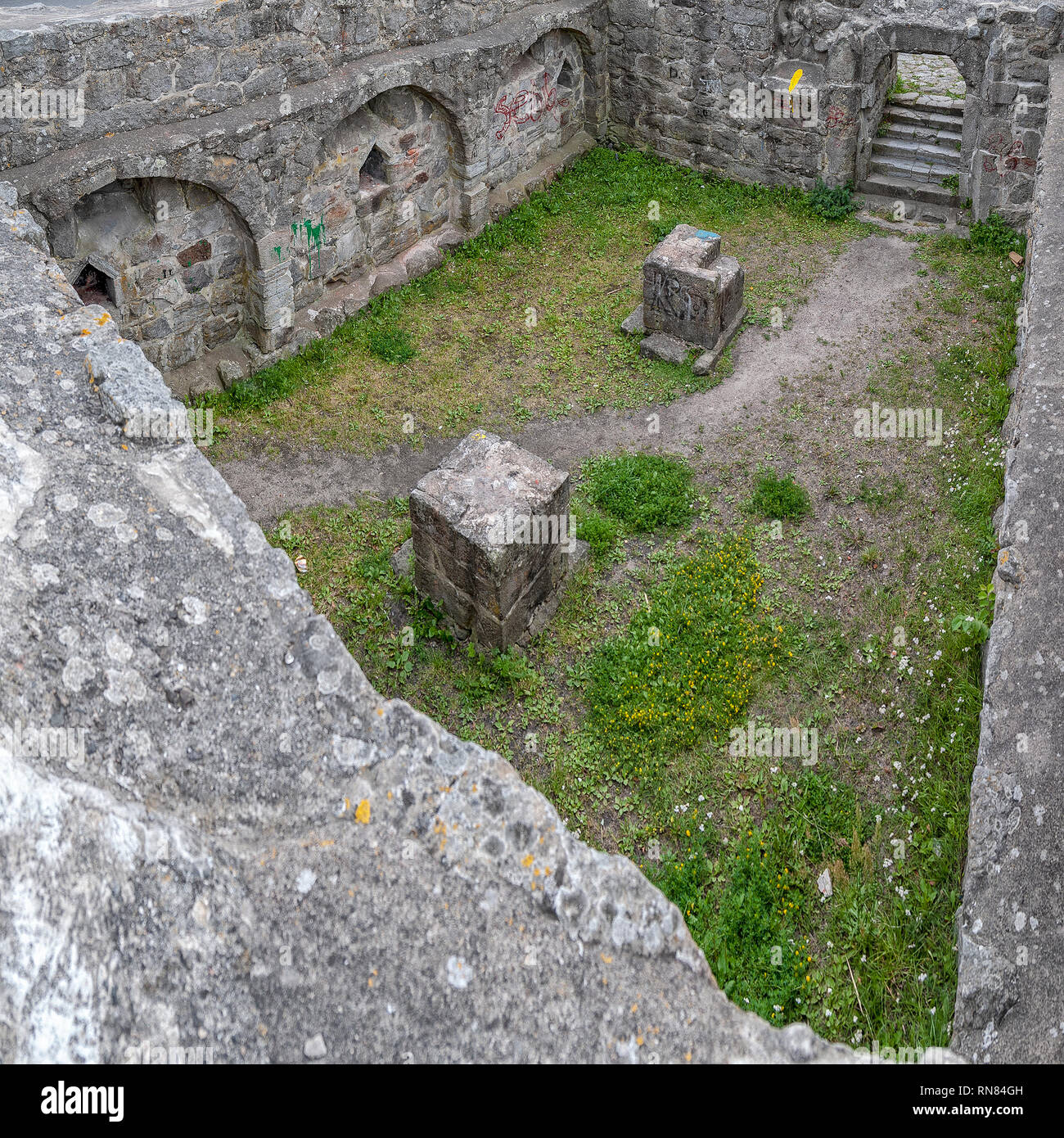 Medieval castle moat drawbridge hi-res stock photography and images - Alamy