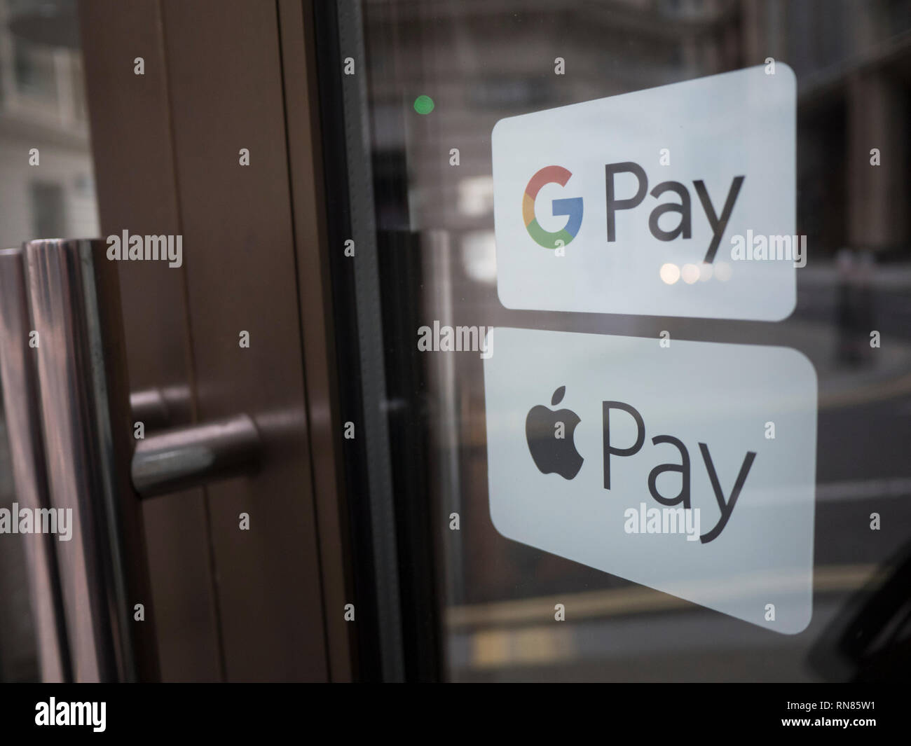 Google shop hi-res stock photography and images - Alamy
