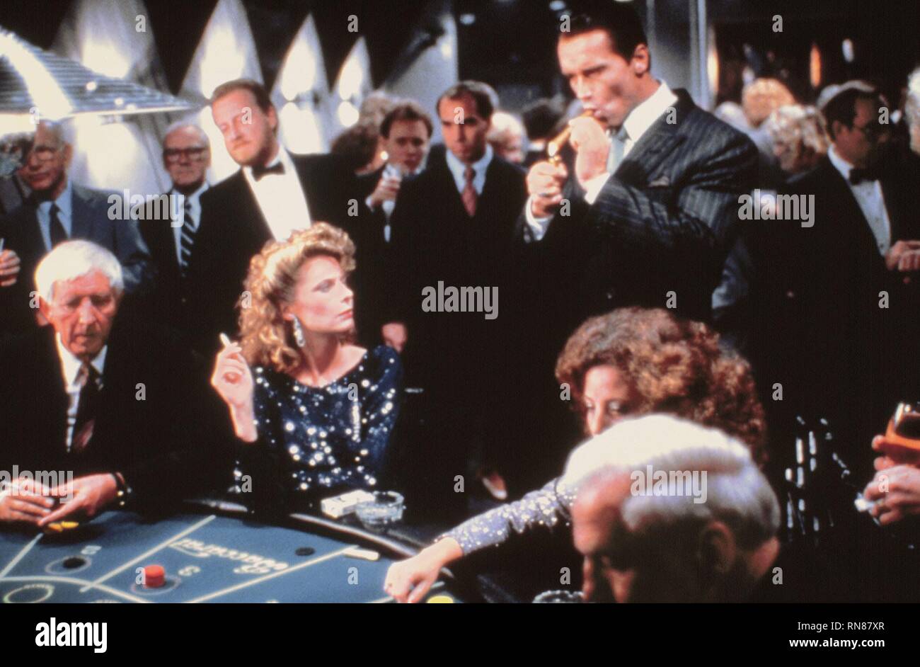 HARROLD,SCHWARZENEGGER, RAW DEAL, 1986 Stock Photo - Alamy