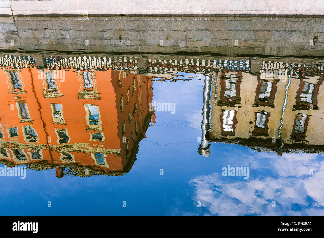 Mirror reflection of architecture. Buildings Stock Photo - Alamy