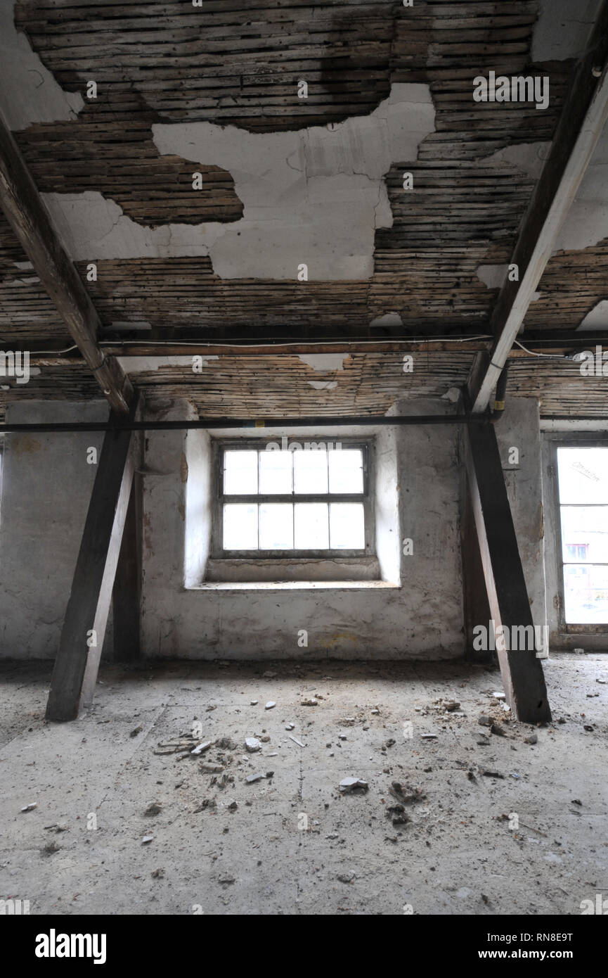 Abandoned and left to decay Stock Photo - Alamy