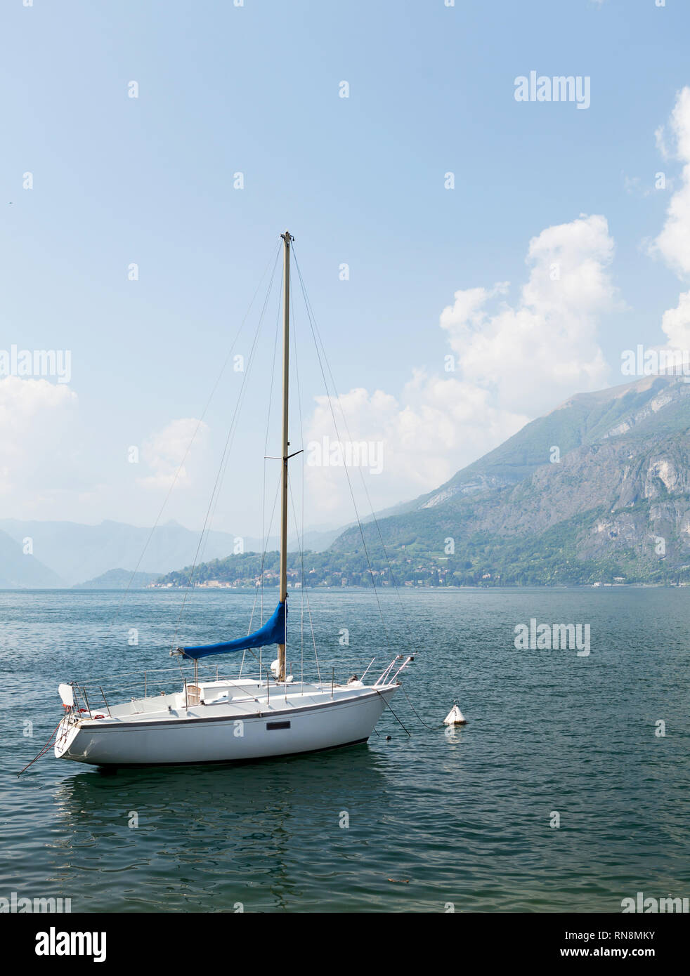 Sailing yacht on lake como hi-res stock photography and images - Alamy