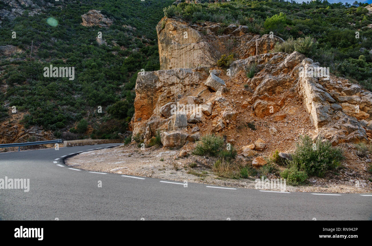 Broken rocks hi-res stock photography and images - Alamy