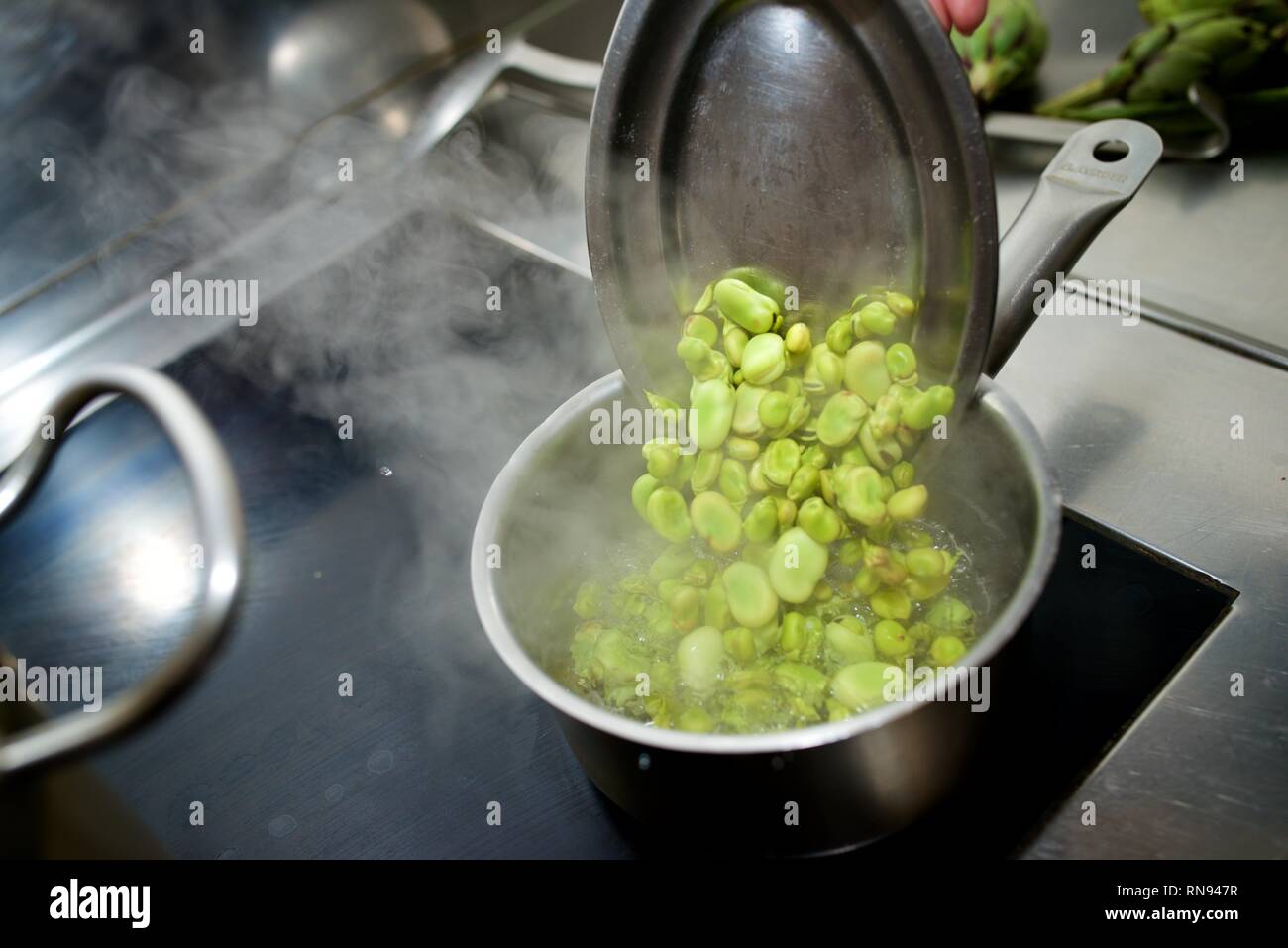Preparation of vegetables in a restaurant Stock Photo - Alamy