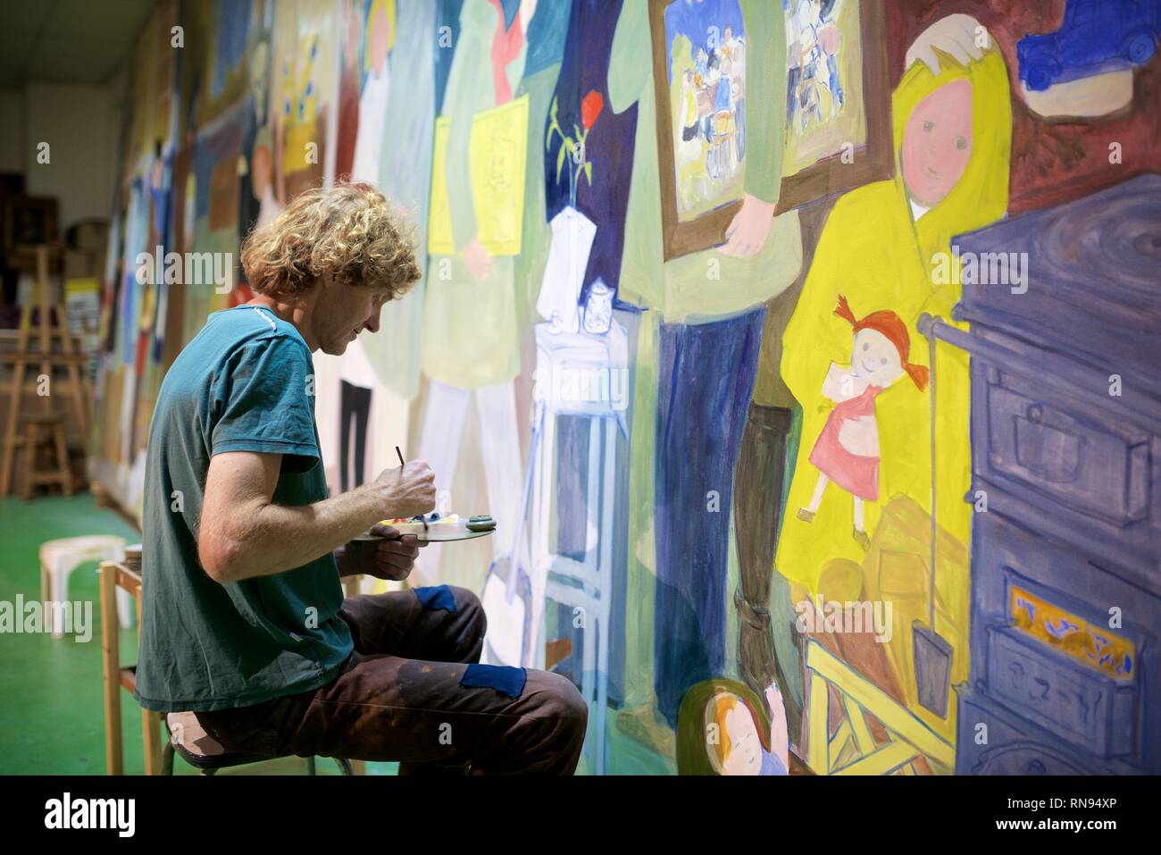 Painter working in his studio Stock Photo - Alamy