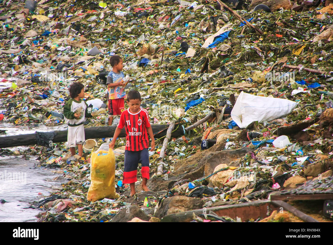 Kids trash ocean hi-res stock photography and images - Alamy