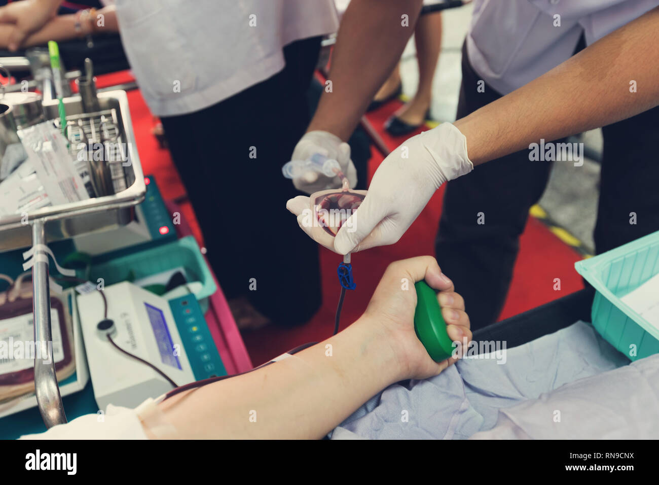 Nurse receiving blood from blood donor in hospital Stock Photo - Alamy