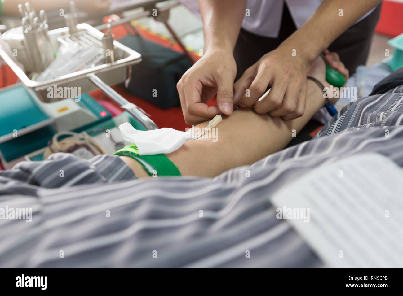 Nurse receiving blood from blood donor in hospital Stock Photo - Alamy