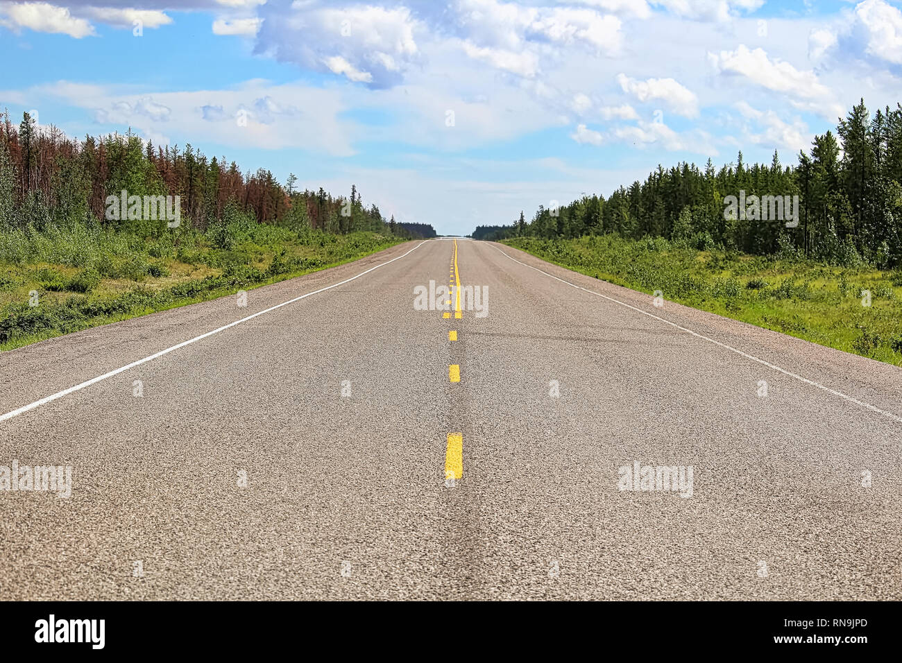 The center line of a highway disappearing into the distance Stock Photo ...