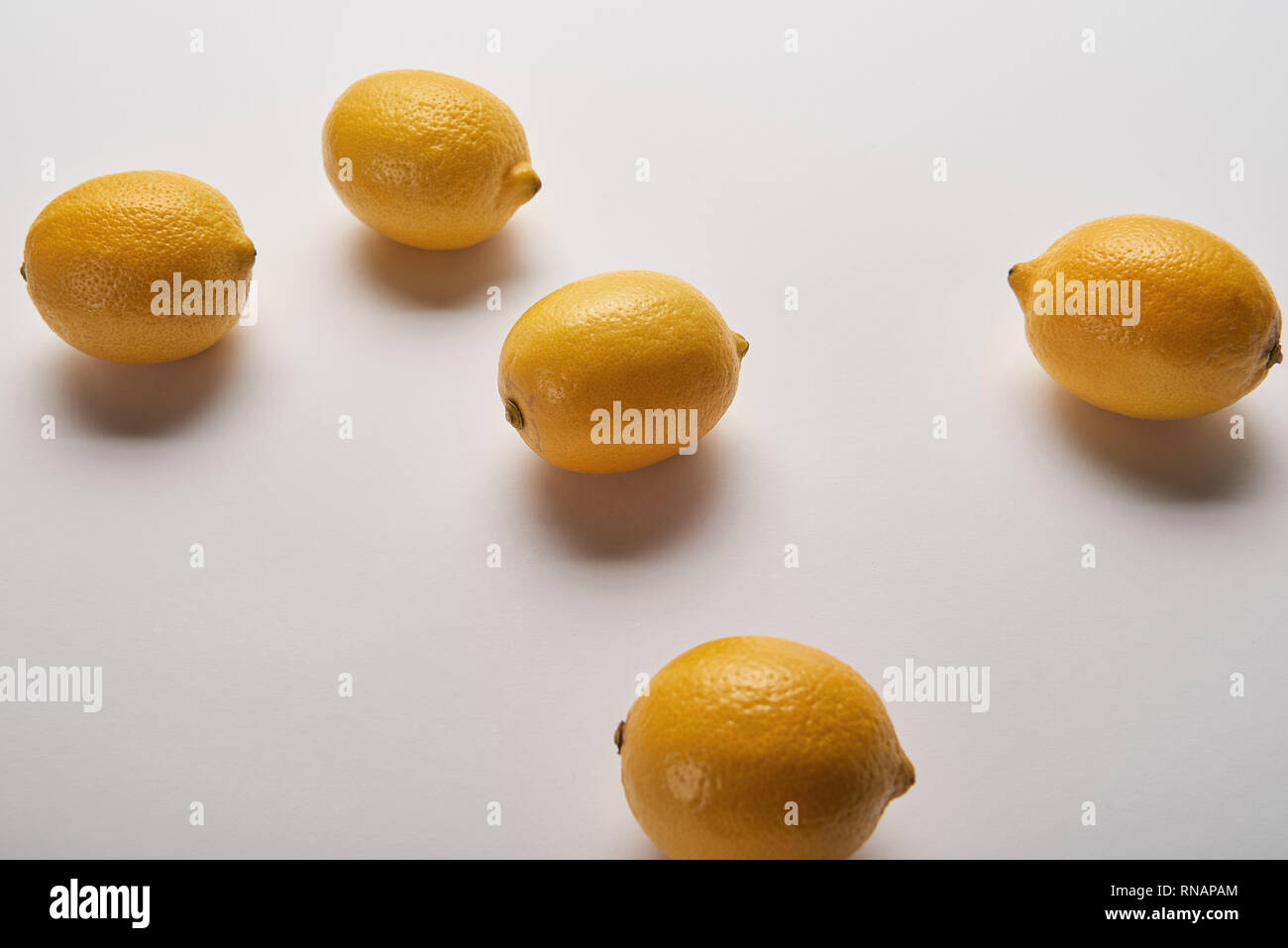 Fresh yellow lemons whole hi-res stock photography and images - Alamy