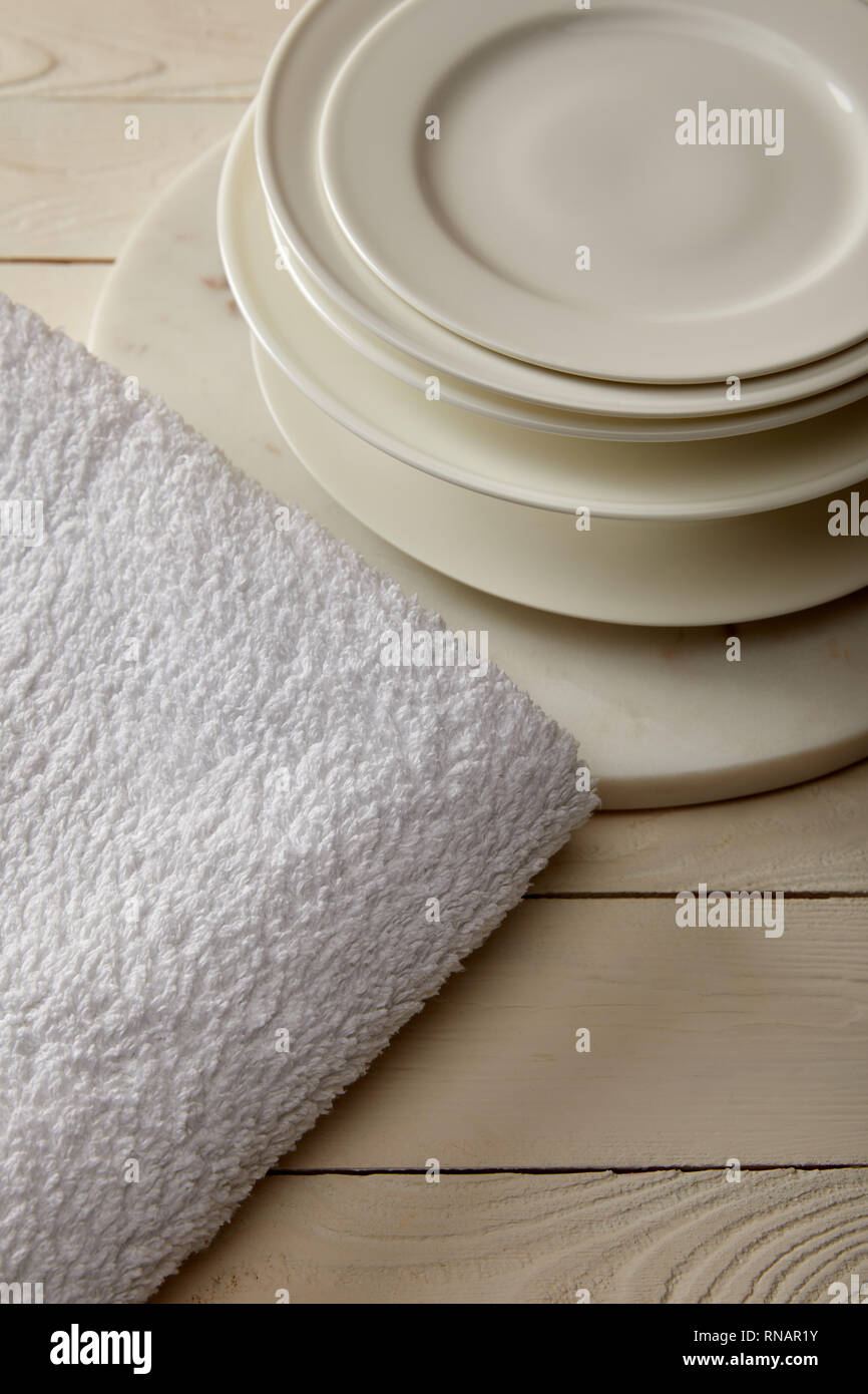 Stacked plates hi-res stock photography and images - Alamy