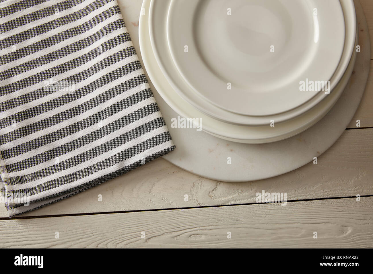 Stacked plates hi-res stock photography and images - Alamy