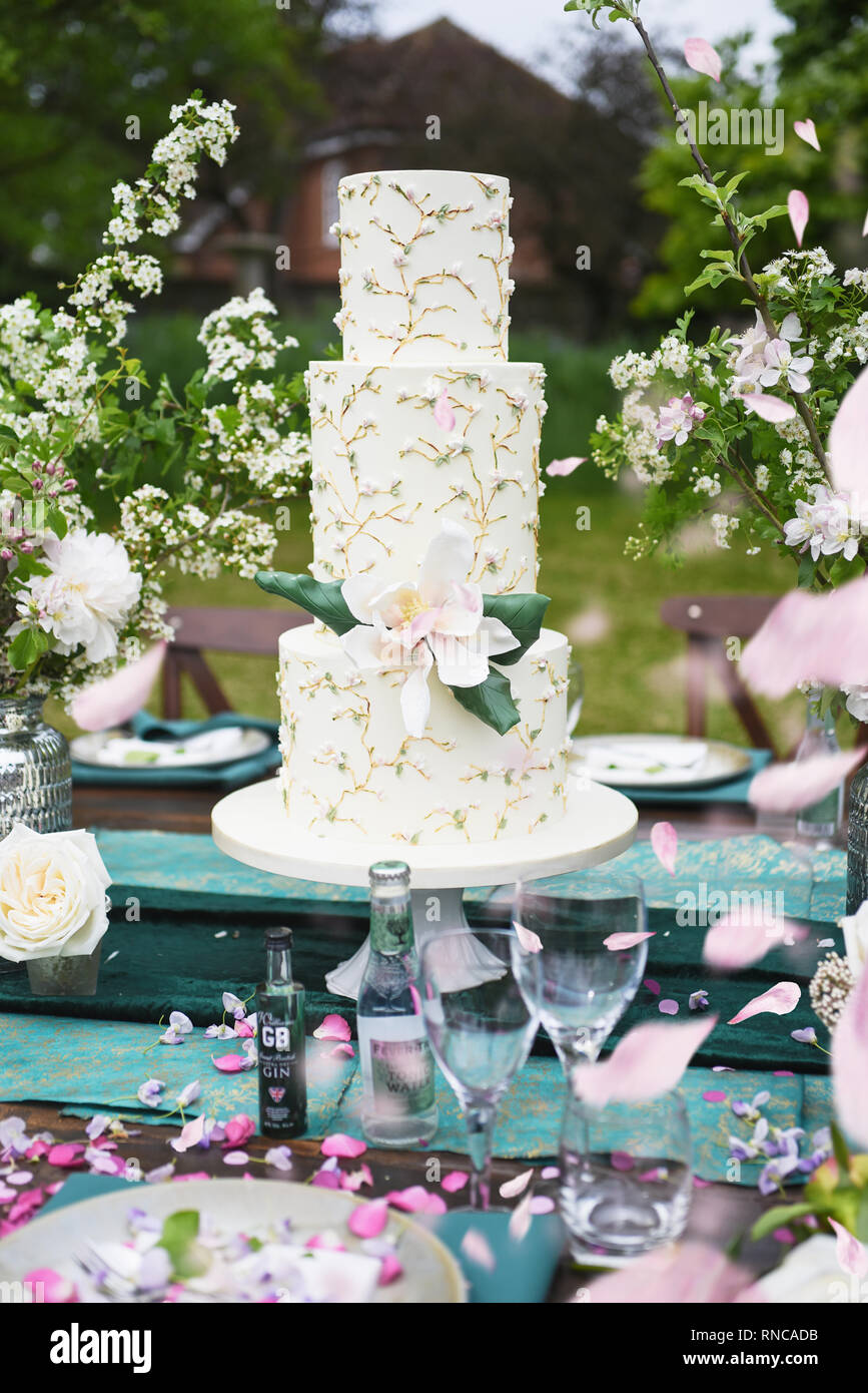 Summer garden table with no guests hi-res stock photography and images ...