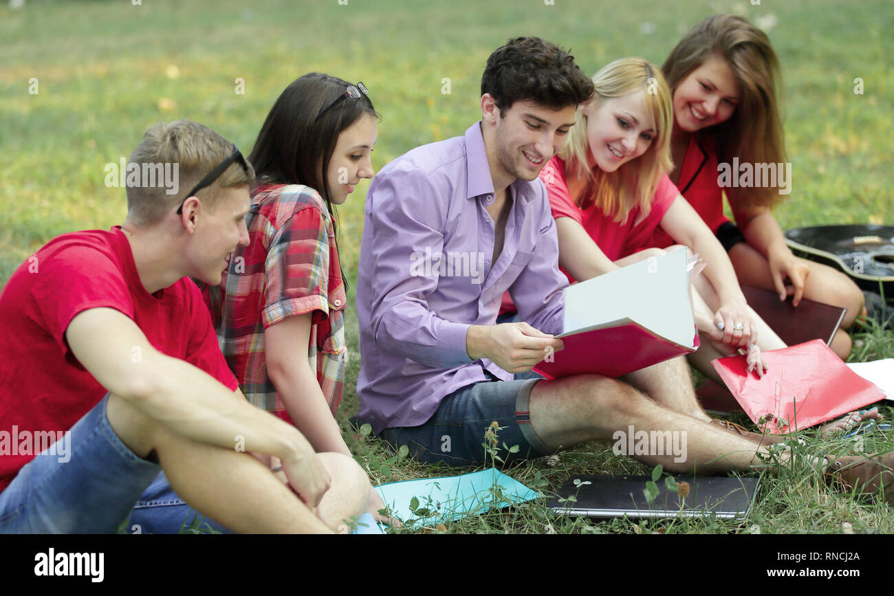College friends sitting in lawn hi-res stock photography and images - Alamy